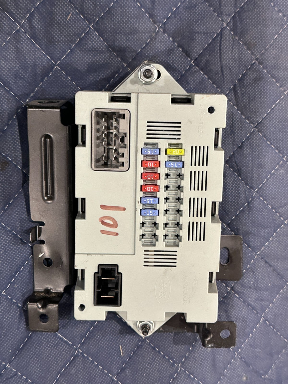 2015 JAGUAR F TYPE R TRUNK FUSE BOX RELY W/BRACKET CPLA 14Q073 AA ...